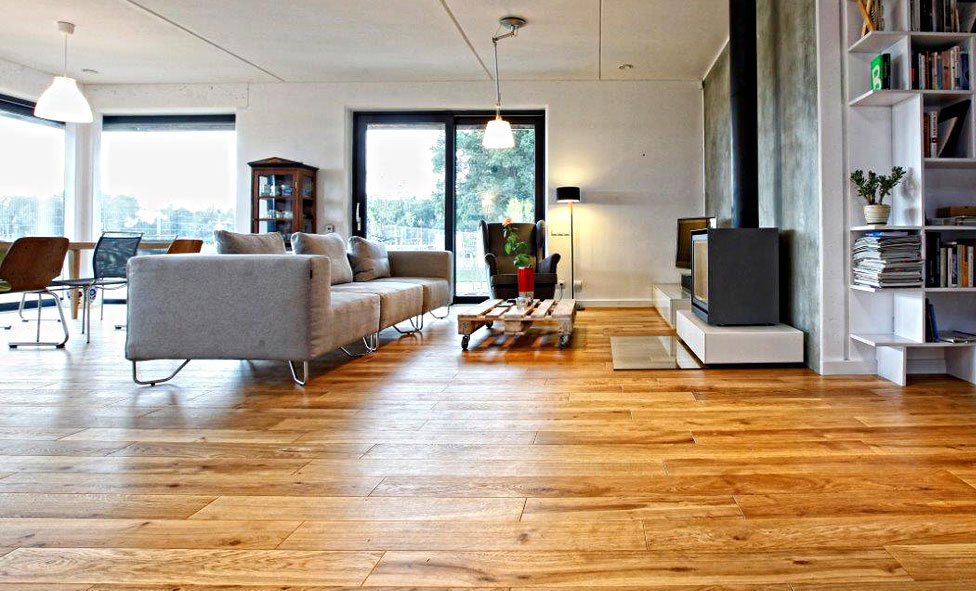 Drewniana podłoga w salonie